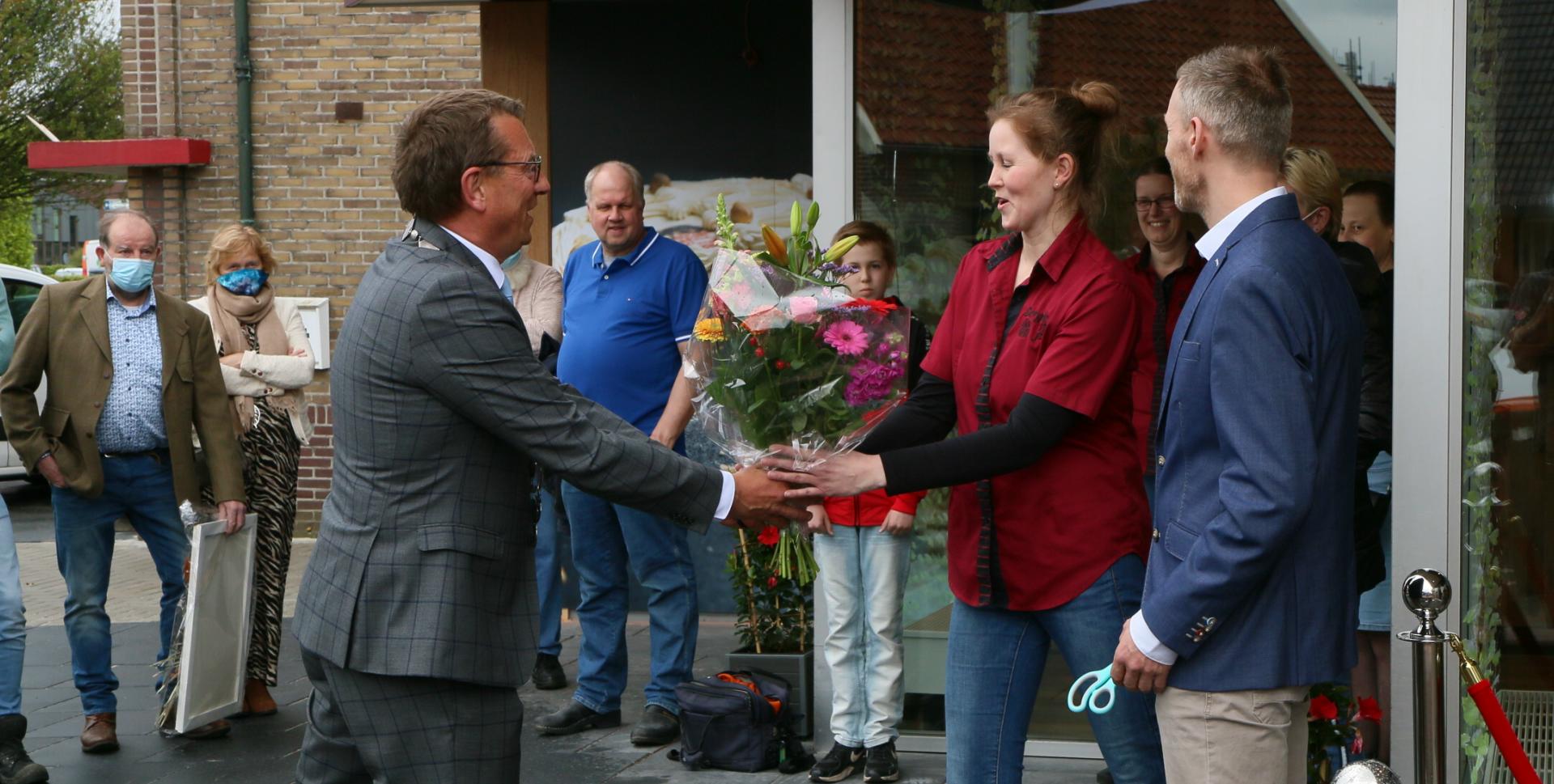 Bakkerij Dorgelo in Hardenberg officieel geopend - Omroep NOOS