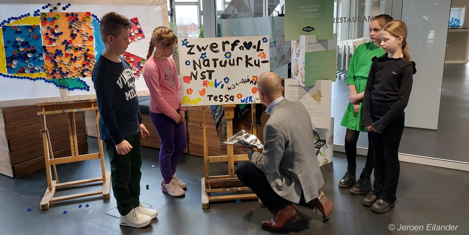 Kunstige expositie van zwerfafval - Omroep NOOS