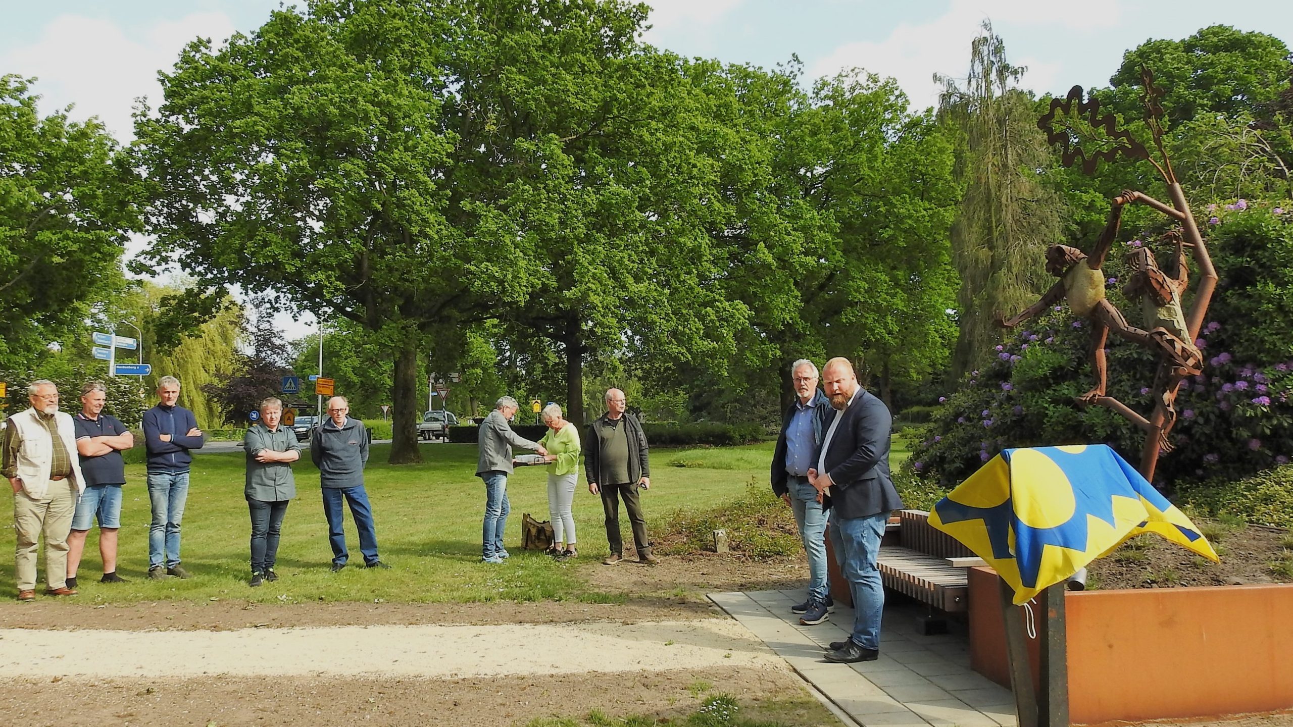 Gramsbergen heeft apenmonument - Omroep NOOS