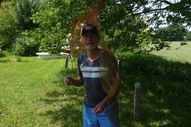 Improvisatietheater Eef Diteweg brengt kunst tot leven in eigen tuin - Omroep NOOS