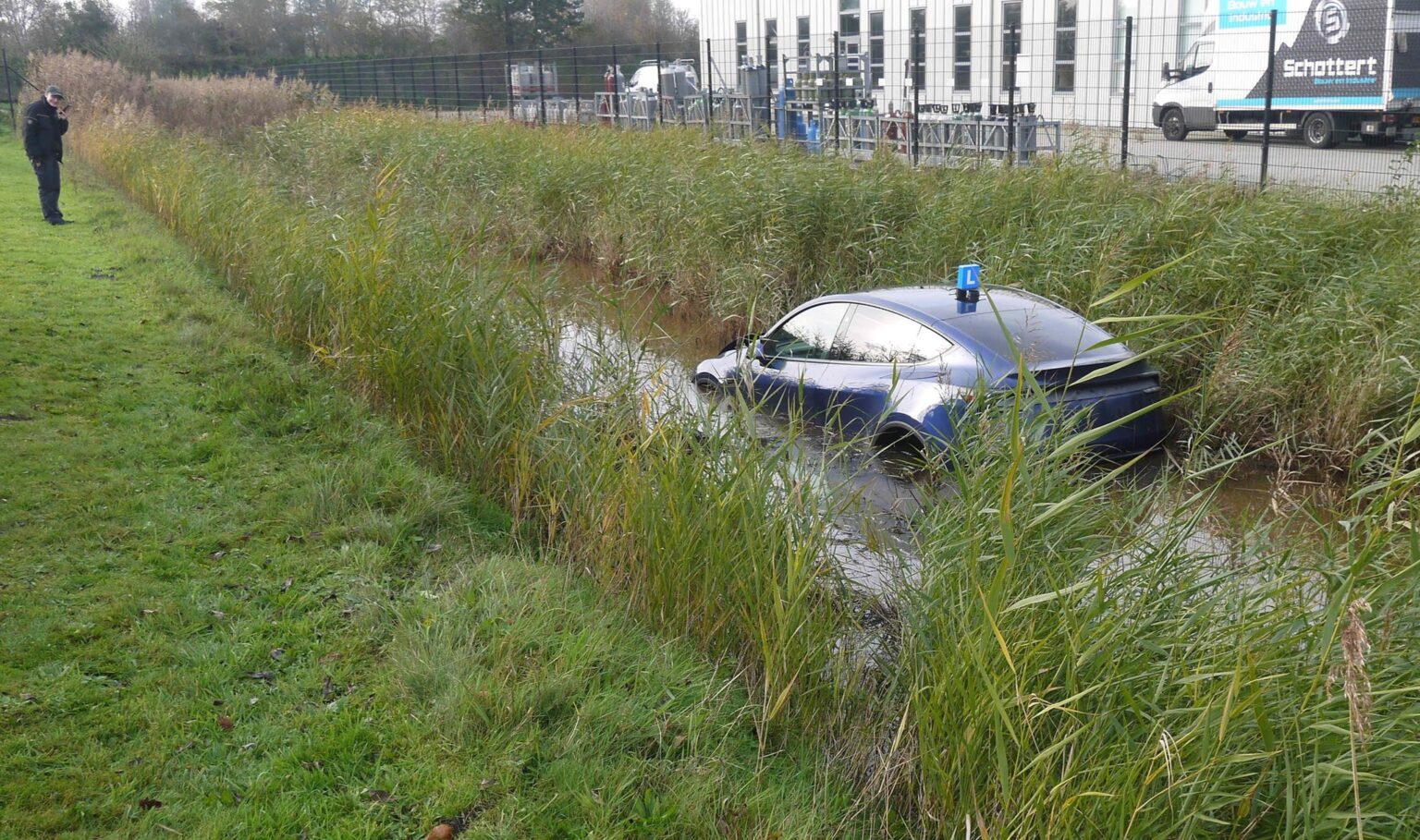 Eerste rijles eindigt na vijf minuten in de sloot - Omroep NOOS